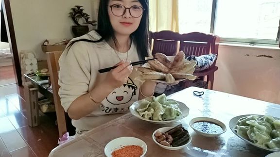 打工妹小鹿放假做三鲜馅饺子,看看做的正不正宗?你能给几分?