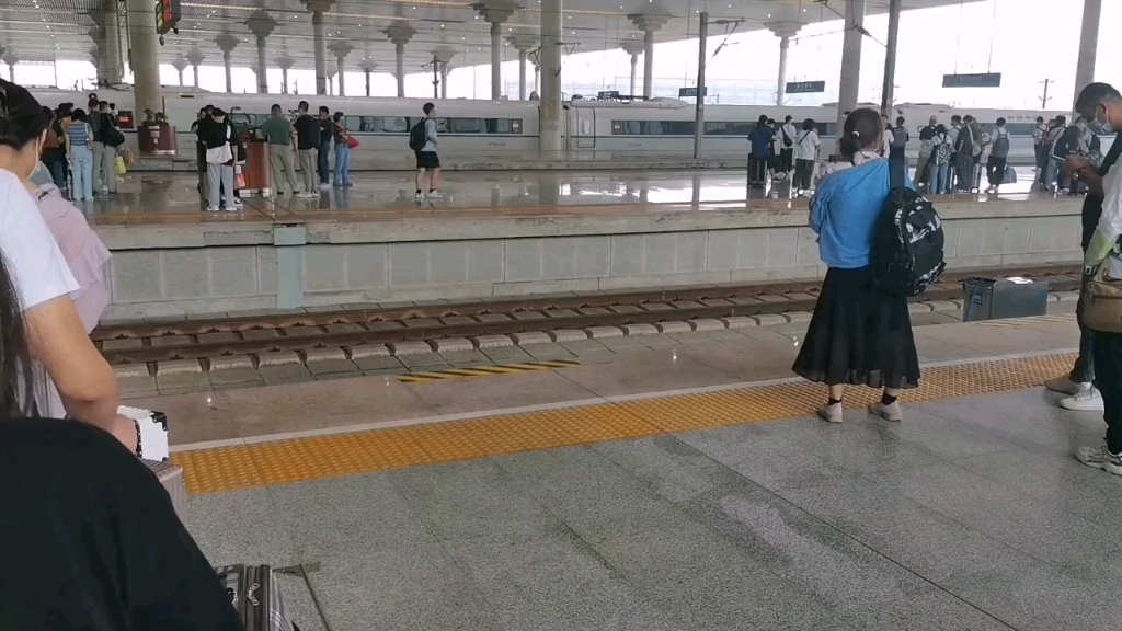 D2895次列车(青岛北—安庆)车型:复兴号CR300AF重联型南京南站...