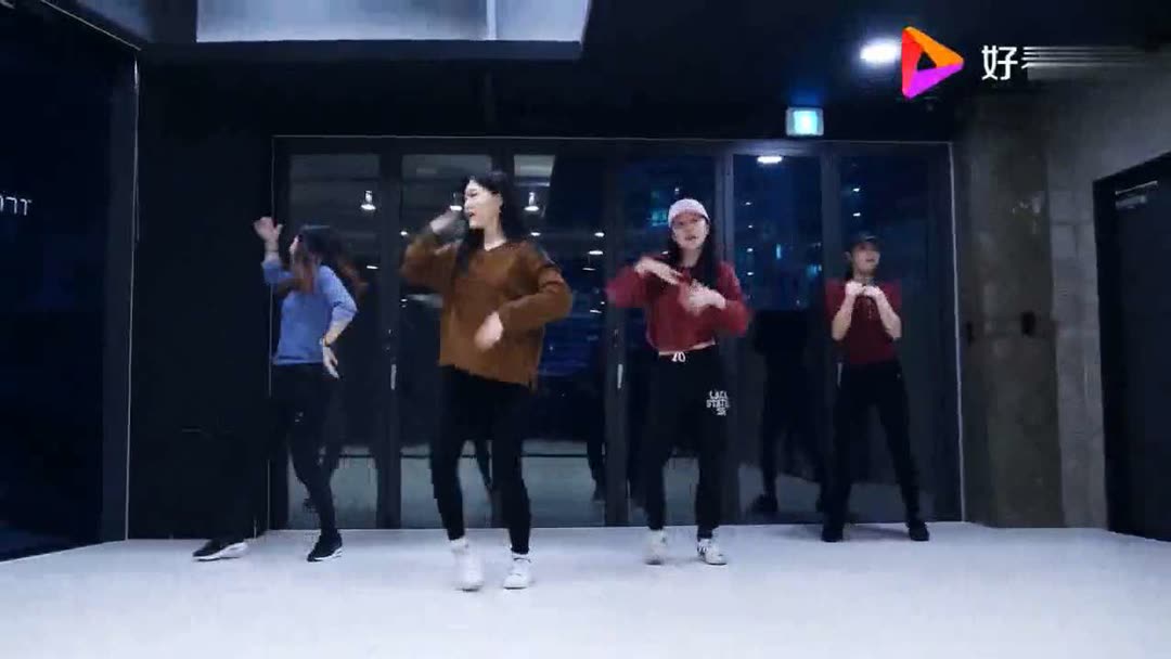 最近很火的舞蹈视频《LOVEBOMB》,十分简单易学的流行舞