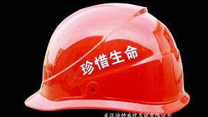 工友们注意啦安全帽识别仪来了请佩戴好安全帽吧