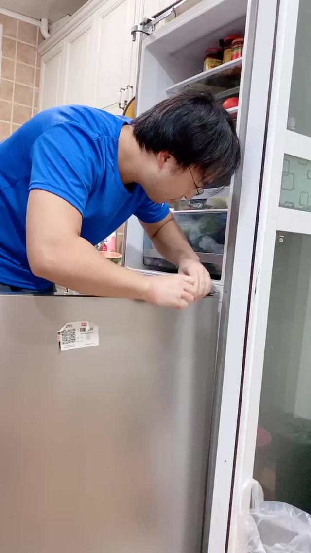 家有理工男冰箱门已拆～说换个开门方向～好恐怖～不知道是不是需要...