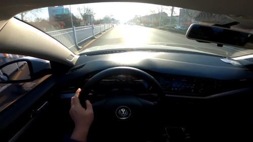 驾驶大众手动挡新宝来,迎接早上每一缕阳光~