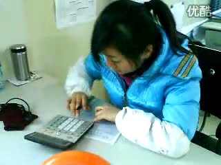 成都某工地惊现计算器按键神速才女