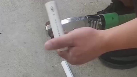 临时接水管,没有管件找了大号管子当接头,这样应急没问题!