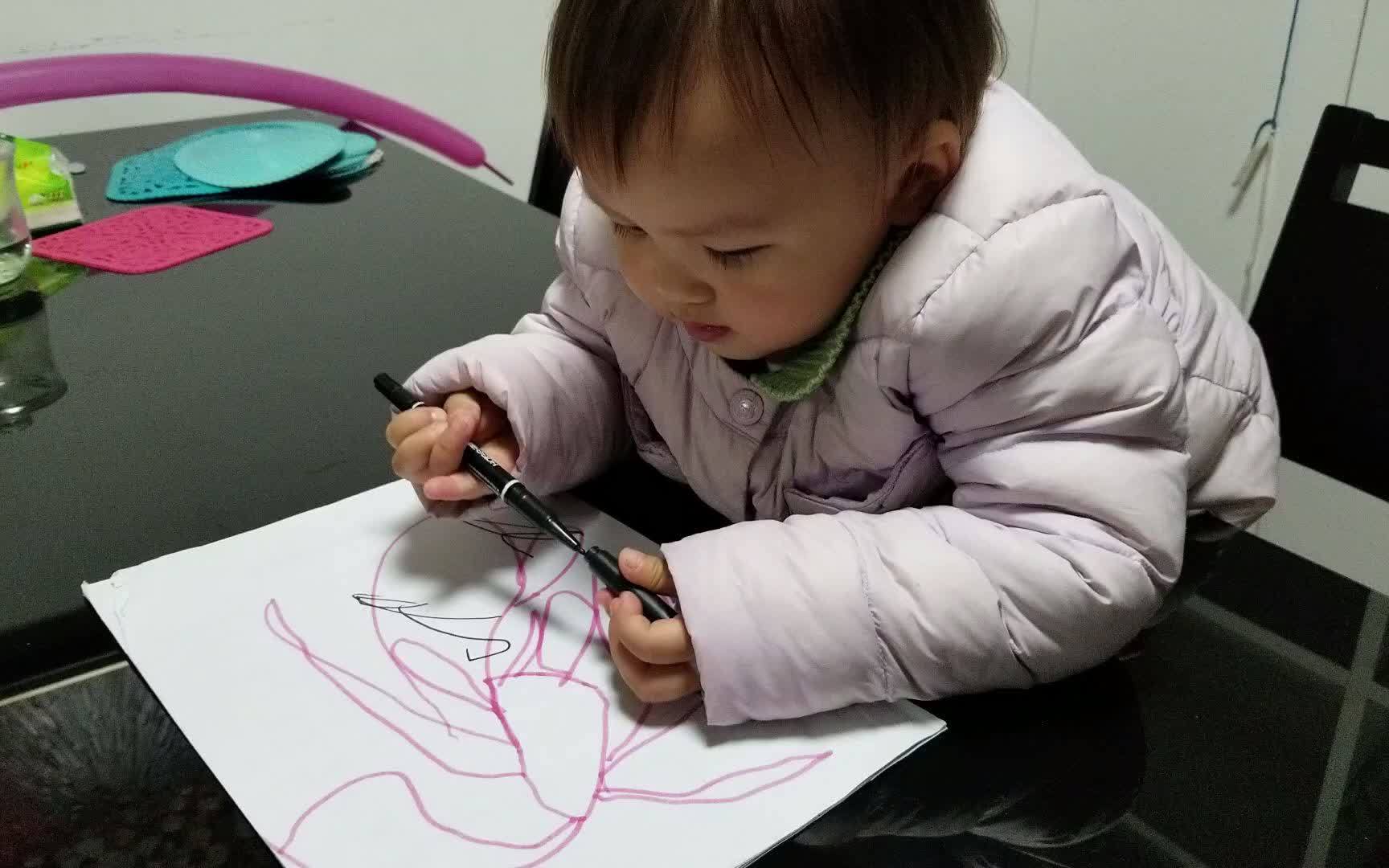 2岁小宝宝第一次学画画,调皮的小可爱