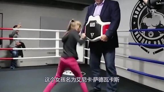 世界上最不好惹女孩,出拳速度相当快,徒手打烂一颗白桦树皮