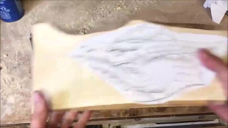 临摹出一个龙头,再用桦木雕刻出来