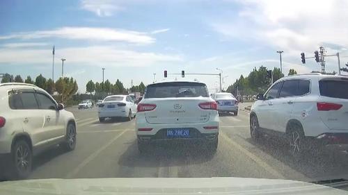 新手开手动挡,遇到红绿灯就尴尬了,网友:这操作应该是女司机