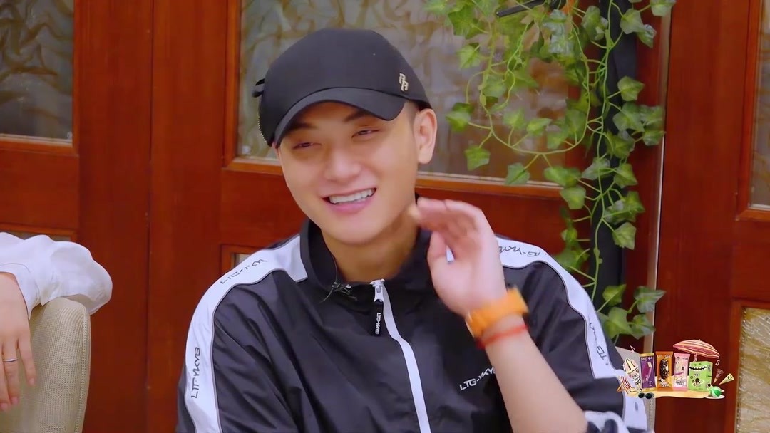 萌探探探案:杨紫粘人模式开启,当众要黄子韬微信可还行?