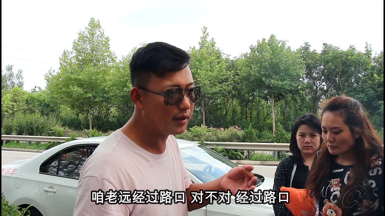 一群女学员练习科目三:教练悉心教导,详细讲解如何挂档更顺利