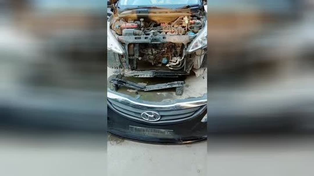 修车师傅拆事故车,长安逸动对现代瑞纳,国产车对得起消费者