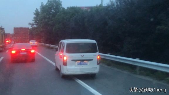 高速堵车直接走应急车道,驾驶证还剩3分的我瑟瑟发抖。