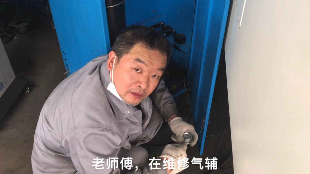 注塑机气辅坏了,气压不稳定,找来一位老师傅来维修,细节很重要