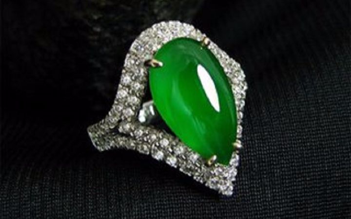 赌石现场:男子执意百万入手的这块翡翠原石,切开后价格翻了十倍!