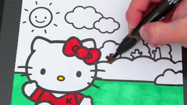 在草地上踢足球的凯蒂猫儿童卡通简笔画