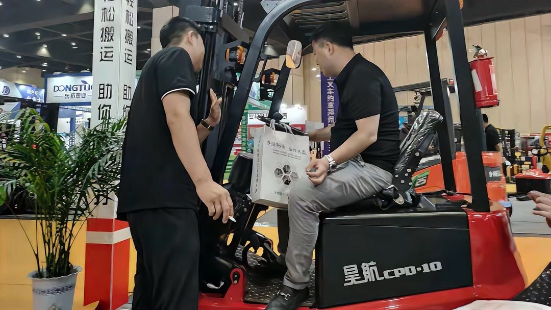 电动叉车1.5吨使用方法