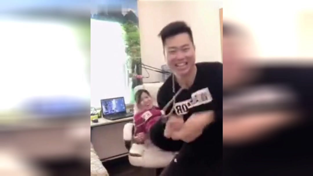 男子把女友绑起来然后抓她脚痒痒, 不知这小伙子现在怎样了