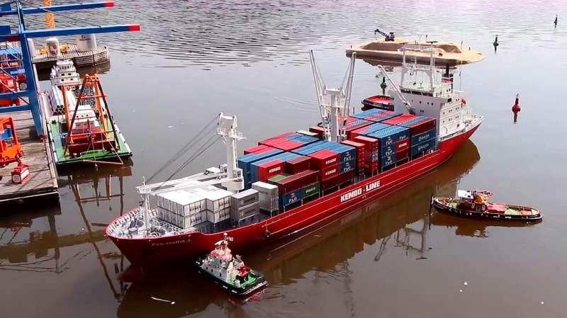 超逼真的轮船模型，真实的还原了轮船是如何进入港口停船靠岸的