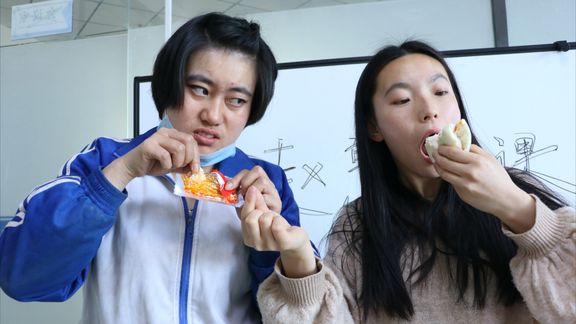 防疫剧:学生没地方吃中午饭,用馒头辣条自制中式汉堡,真香!
