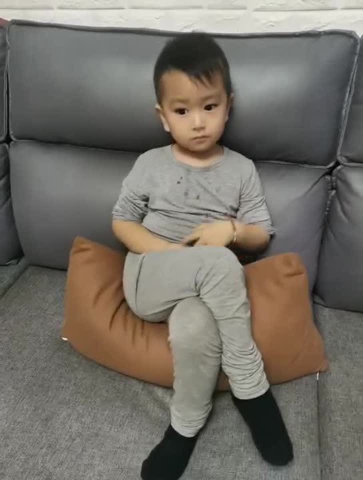 这看动画片的姿势有点忧郁啊 萌娃搞笑 #姿势要帅动作要到位