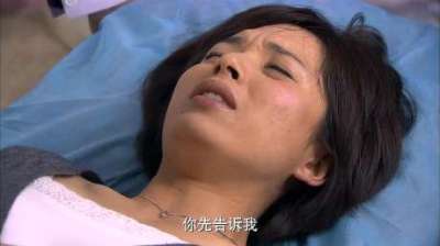 准妈妈即将分娩,怎料在被推进产房前,竟还有时间跟人聊天