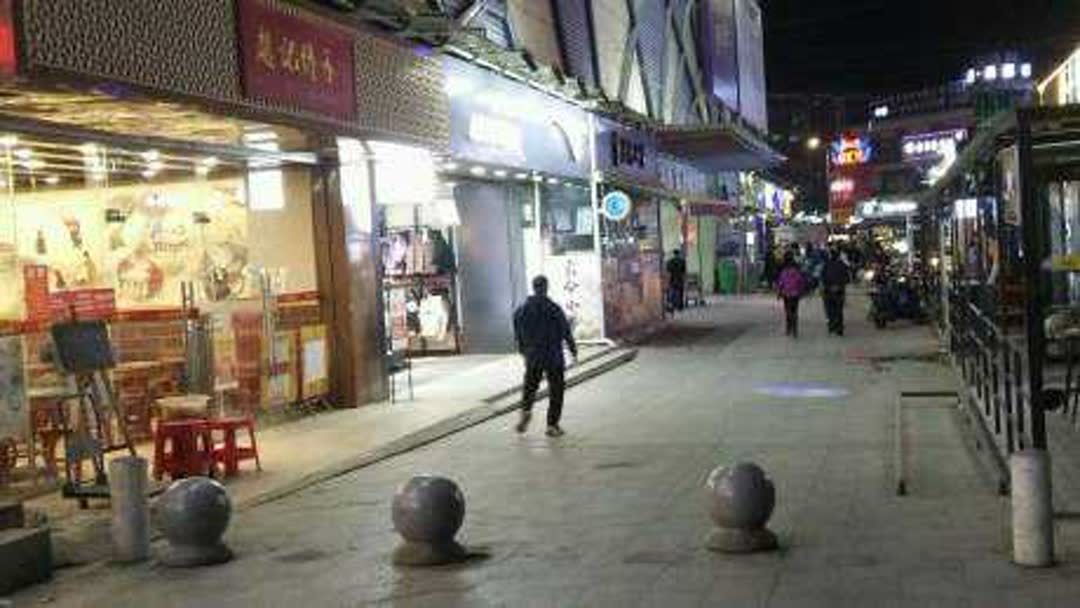 珠海金湾红旗商业中心,到了晚上灯火通明