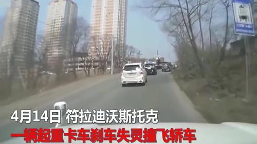 死神来了?实拍:起重机刹车失灵,瞬间撞飞轿车