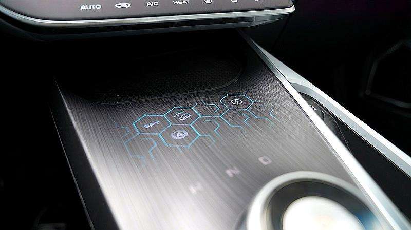 电影里说的未来感真的被吉利几何A做到了,这块屏幕值多少钱