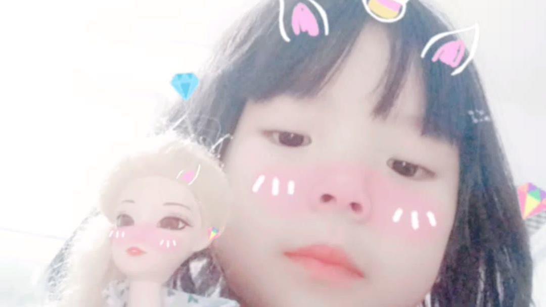 给芭比娃娃化妆