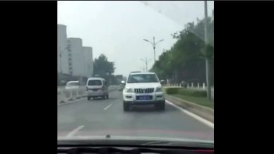 老司机前进挡坏了,只能挂倒挡,没什么的,就是倒倒车而已