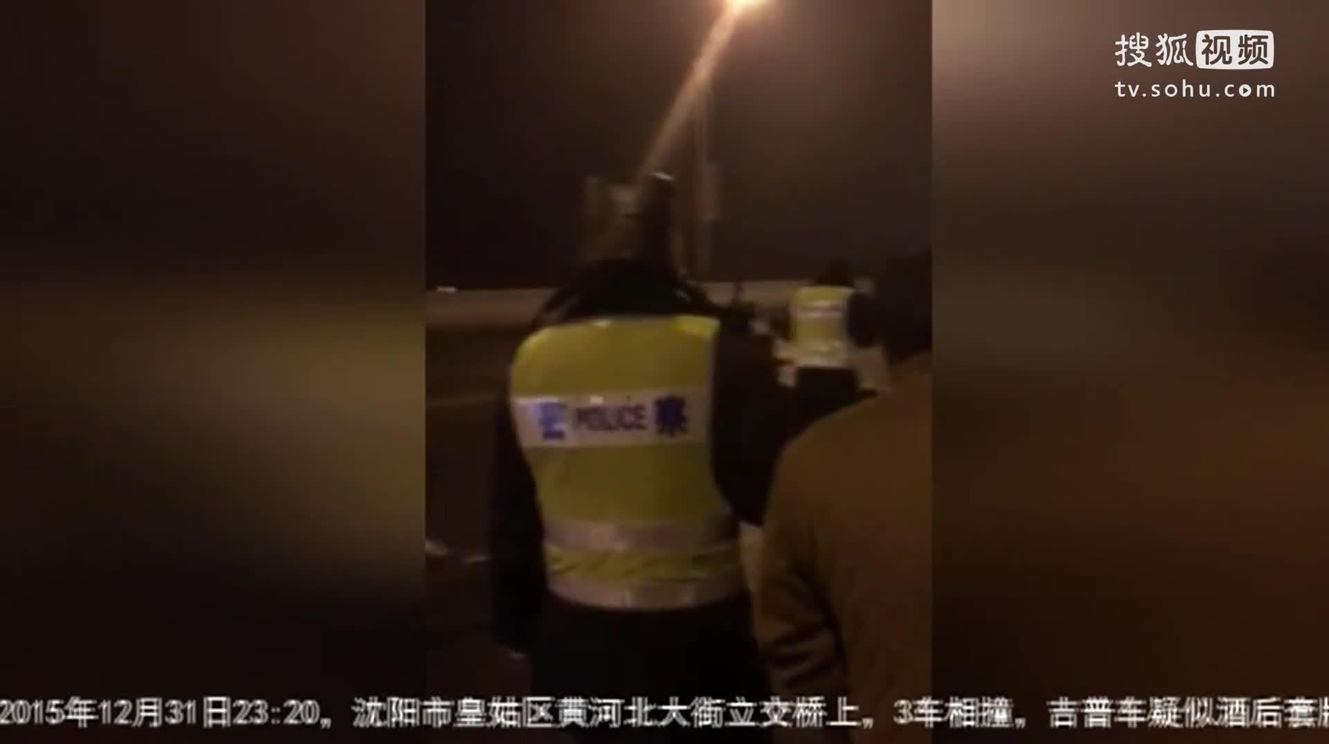 车祸现场围观群众与交警被撞飞 市民狂踹肇事车