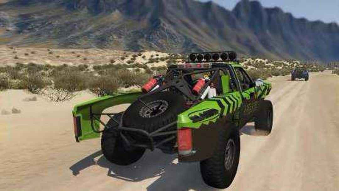 司机没查看路况 径直冲入狭窄桥洞卡住了 拟真车祸模拟