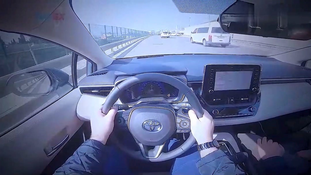 试驾体验2020款丰田卡罗拉混动版,开车上路那刻才知道视野多宽阔