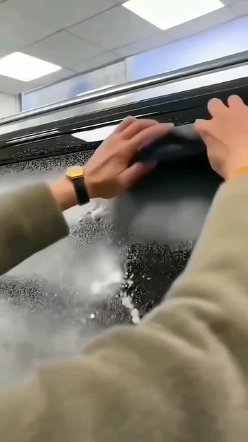 玻璃脏了,用这款魔力抹布,浸水拧干轻轻一擦就干净,还不留水印
