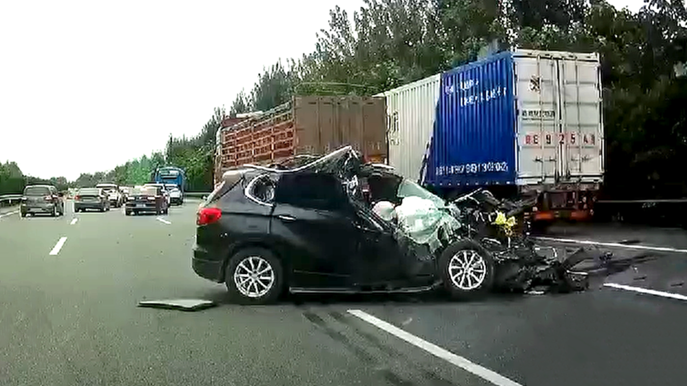 交通事故合集:大货车路口超速行驶,电动车不看路况上演惊险一幕