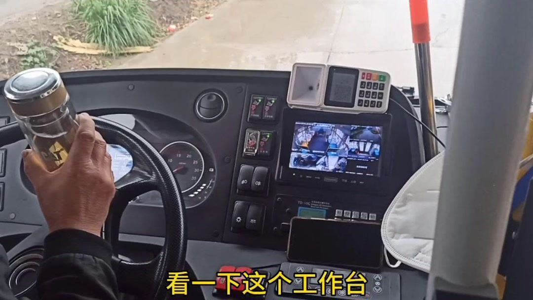 客运大巴车司机带你近距离欣赏一下临沂临港的宇通纯电动公交车