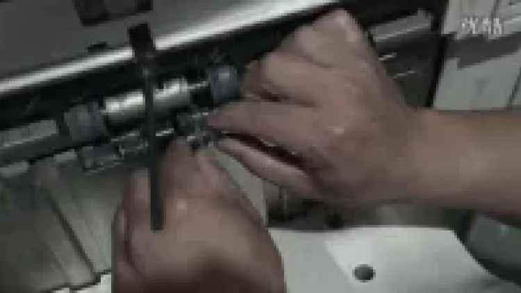 理光1350复印机分页器出纸口海绵轮的更换