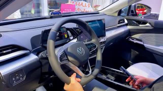 实拍大众纯电动汽车,内饰设计非常漂亮、车灯在启动亮起时还.