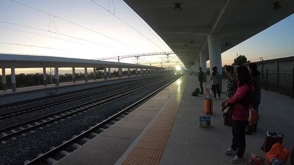 小伙在吉林松原小镇等火车,火车进站就像一头猛兽,如同电影场景