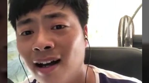 农村大哥模仿周杰伦唱歌,声音还真像,表情不敢恭维!