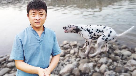 汉中小伙模仿狗叫声,狗狗都听懵了,网友:这模仿的太像了