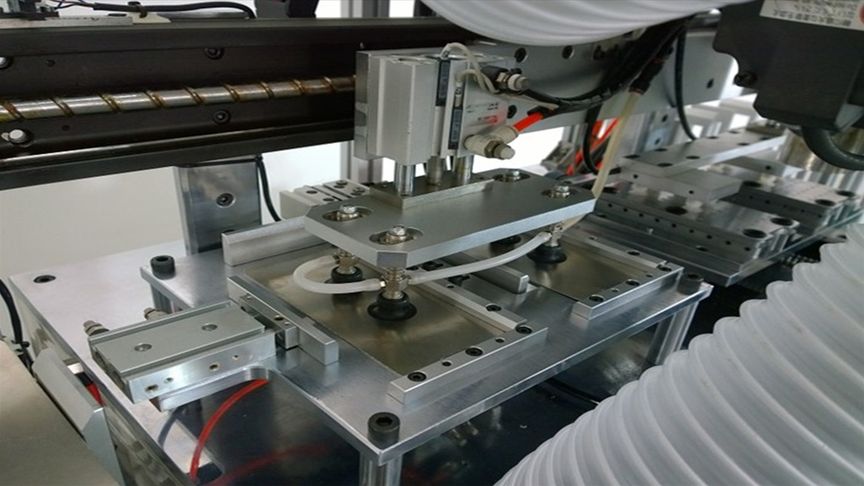 非标机械设计案例:苹果手机打磨设备中壳体载具定位原理的讲解