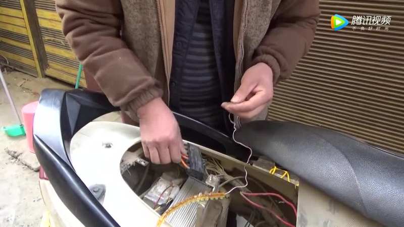 电动车加装LED灯,原来这么简单,加上还真漂亮!快来学