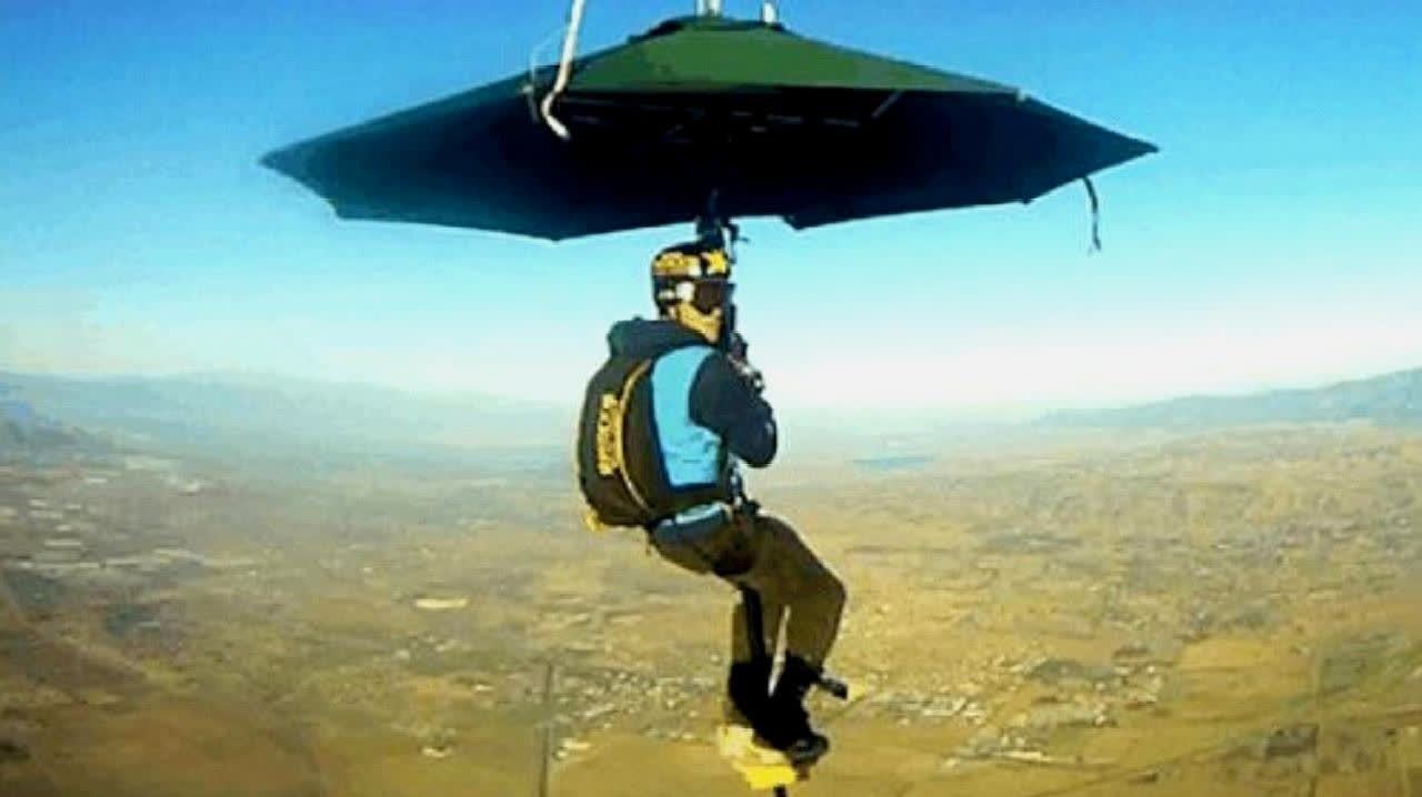 雨伞能让人从高空安全着陆吗?老外实测!