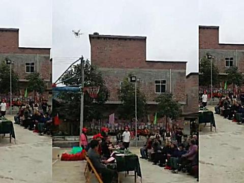 在村里球场开会实况