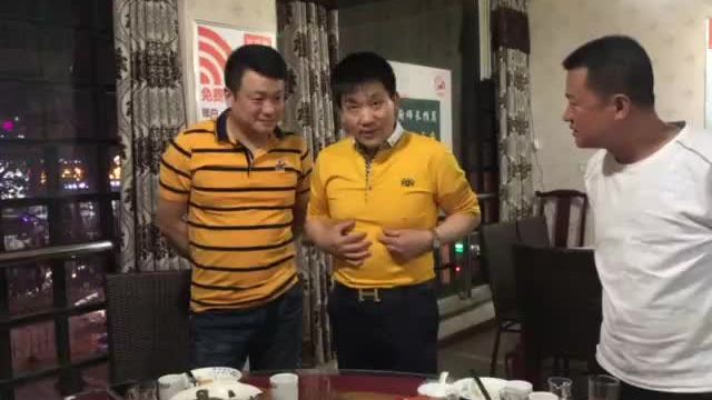 中国魔术师程三虎给家乡的亲人表演节目。