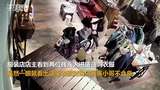 【河北】帅气店主为残疾小哥试换衣服 网友称:这样的店主不赚钱才怪