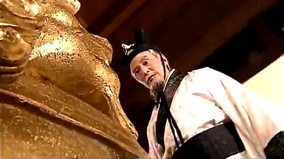 一帮将军竟然连一个小小的金狮都举不起来!