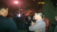 逆向行驶酿下惨祸,事故现场死伤严重,车主家属事后跪地忏悔