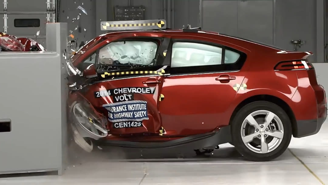 汽车碰撞测试:通过多角度慢镜头观看3款车辆碰撞的瞬间